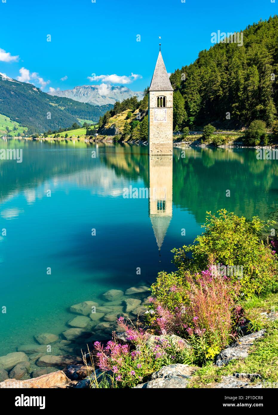Clocher Et Lac De Resia Banque d'image et photos - Alamy