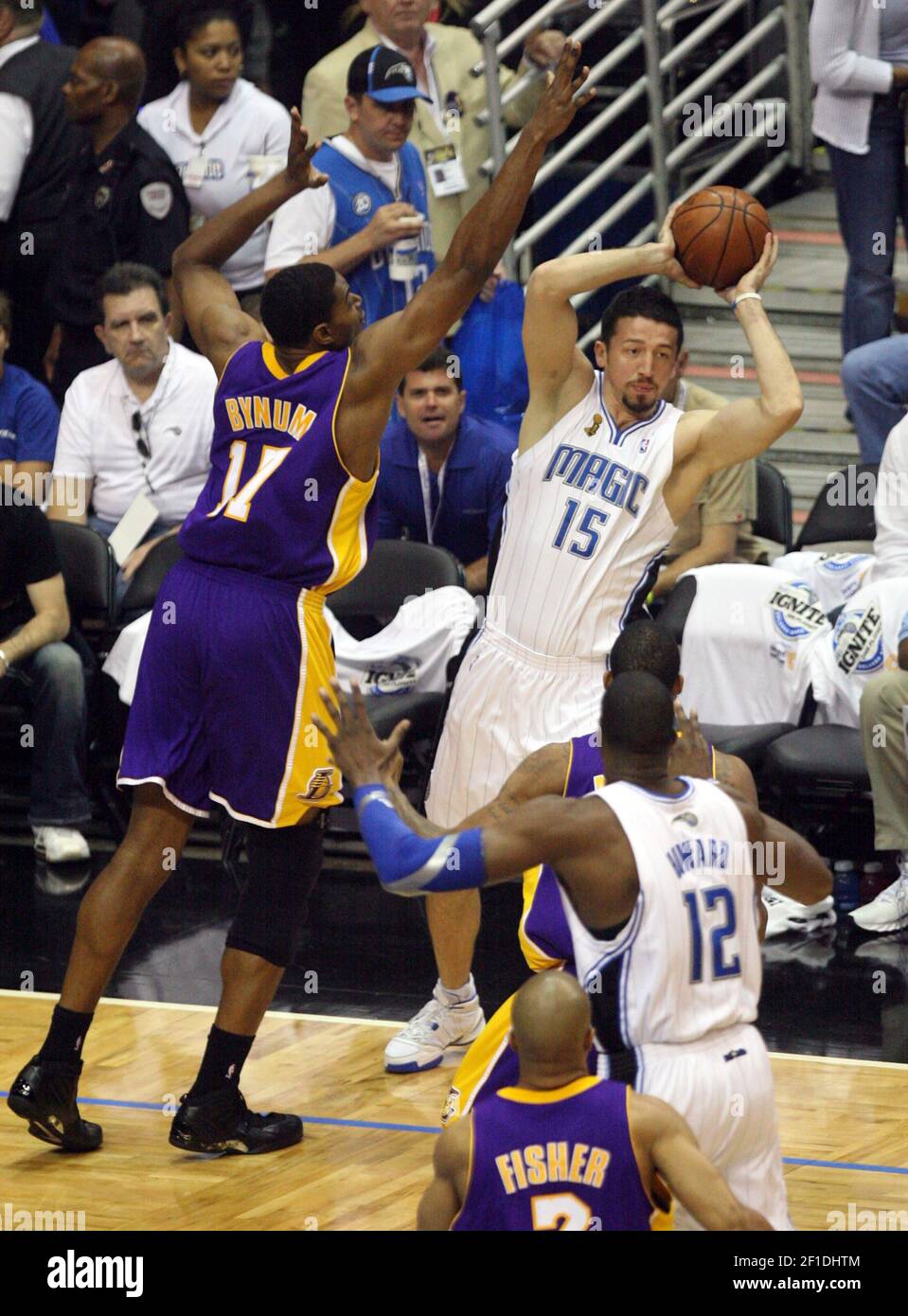 L'avant magique d'Orlando Hedo Turkoglu (15) attend de passer le ballon ...