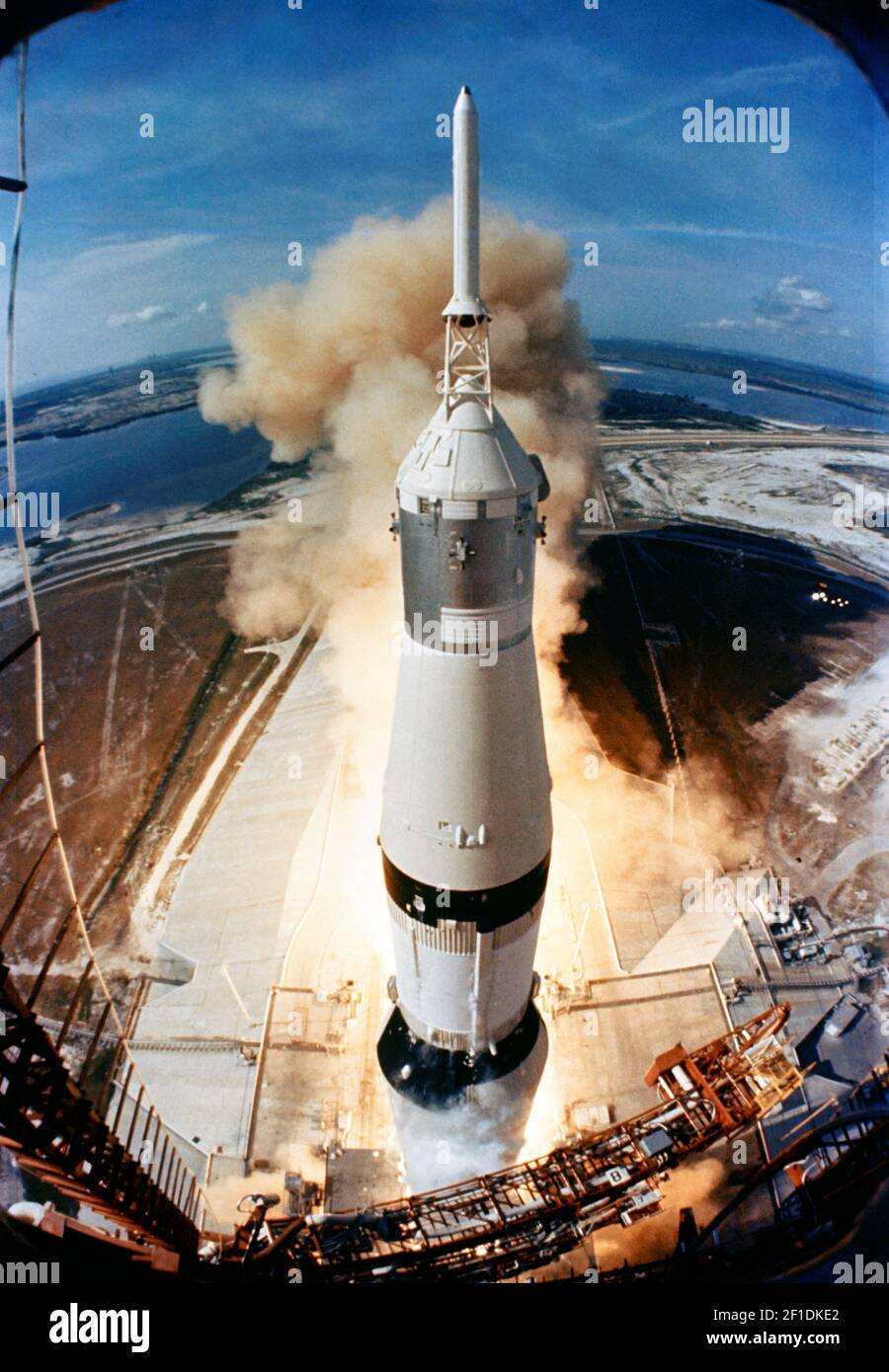 Le 16 juillet 1969, l'immense fusée Saturn V de 363 mètres de haut ...