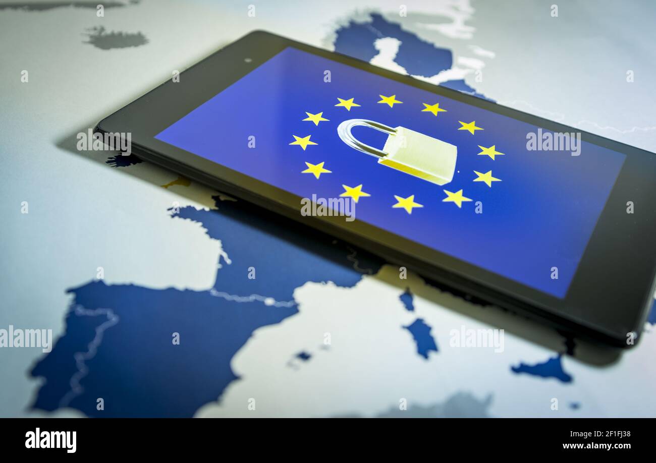 Cadenas et drapeau de l'UE à l'intérieur d'un smartphone et carte de l ...