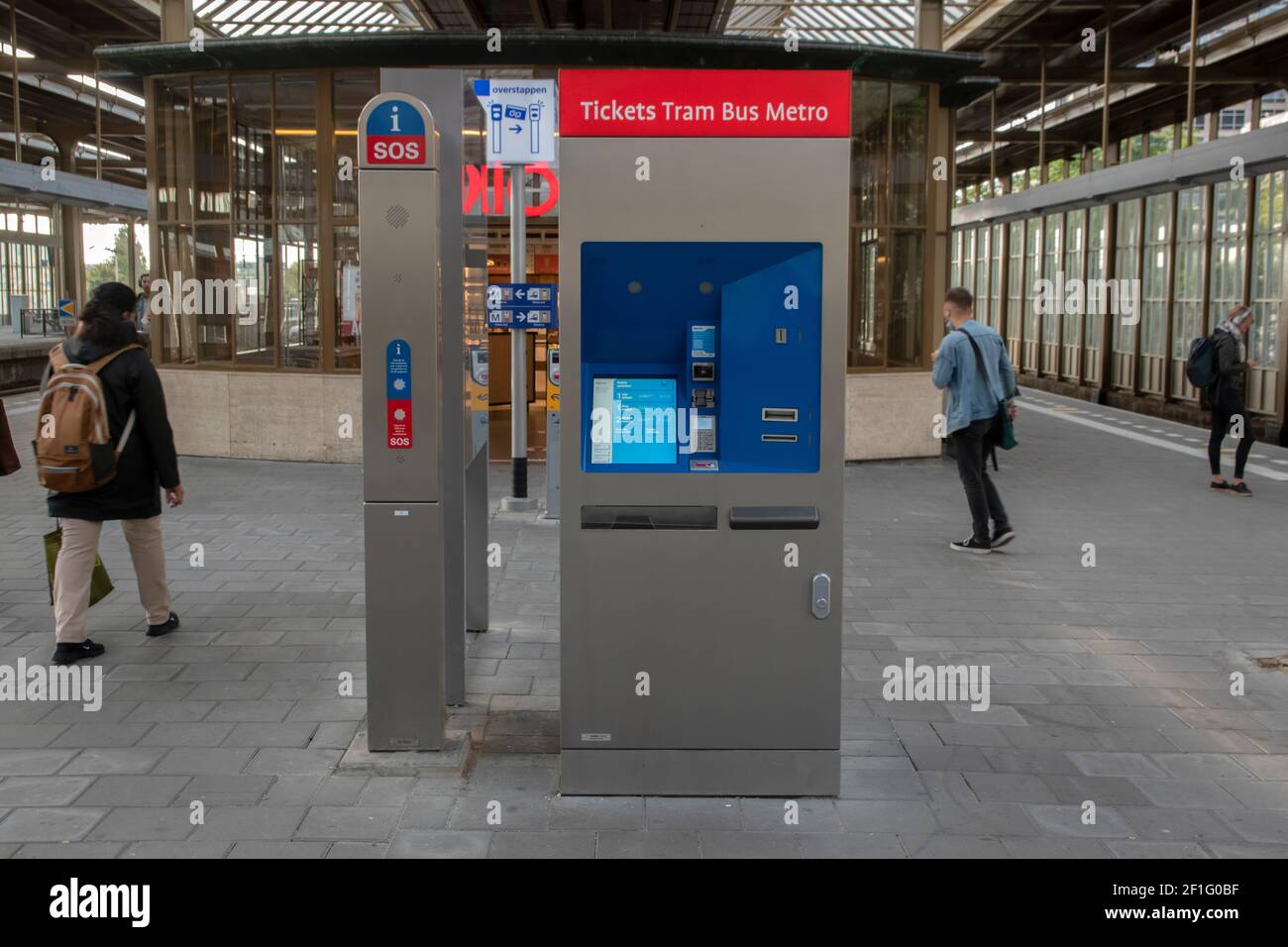 Tram ticket vending machine Banque de photographies et d’images à haute ...