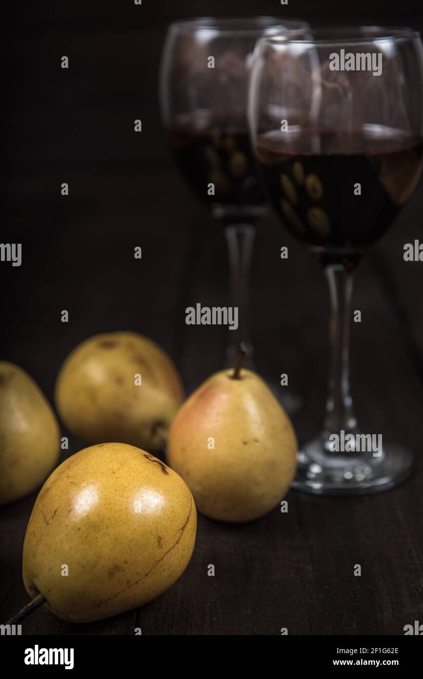 Poire jaune Banque de photographies et d’images à haute résolution - Alamy
