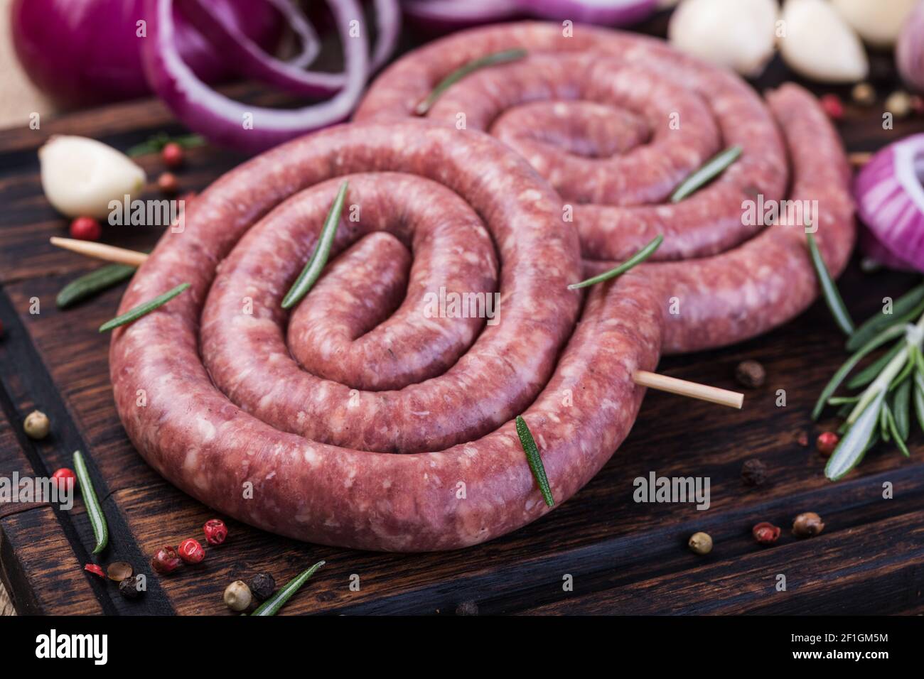 Raw pork sausage Banque de photographies et d’images à haute résolution - Alamy
