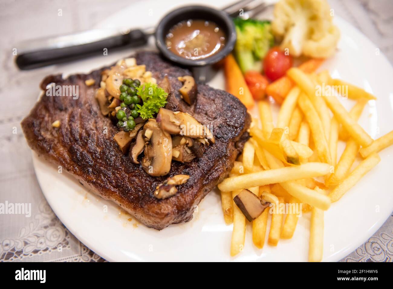 Steak rôti de viande aux épices aux herbes végétales poivre noir et ...