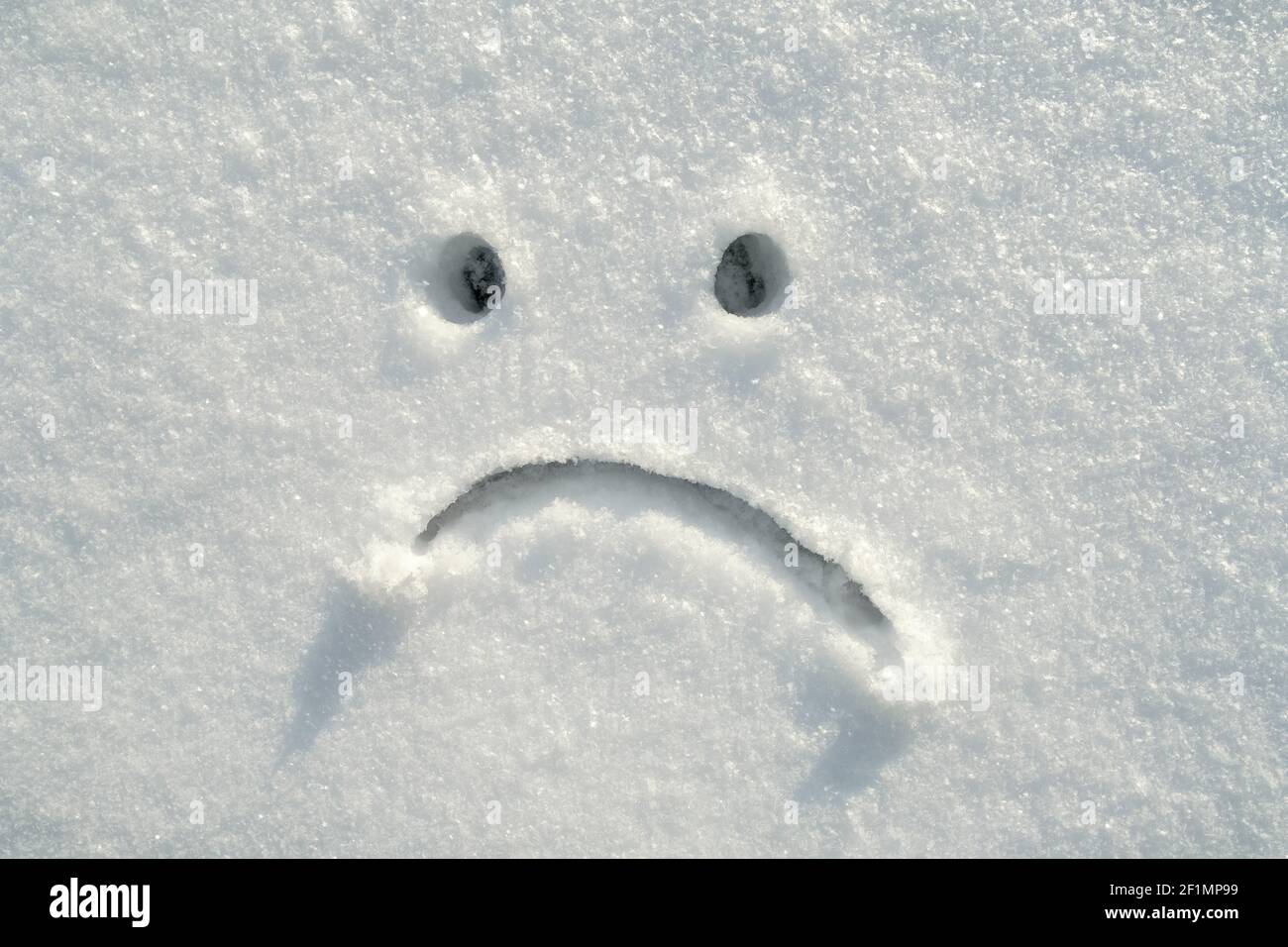 Sad face drawn in snow Banque de photographies et d’images à haute ...