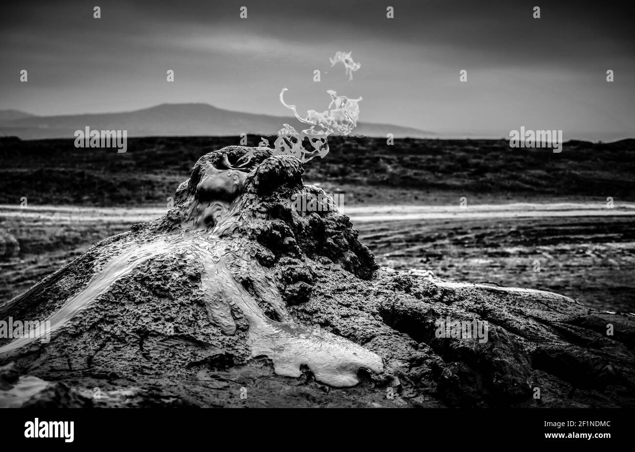 Volcan de boue actif Banque d'images noir et blanc - Alamy