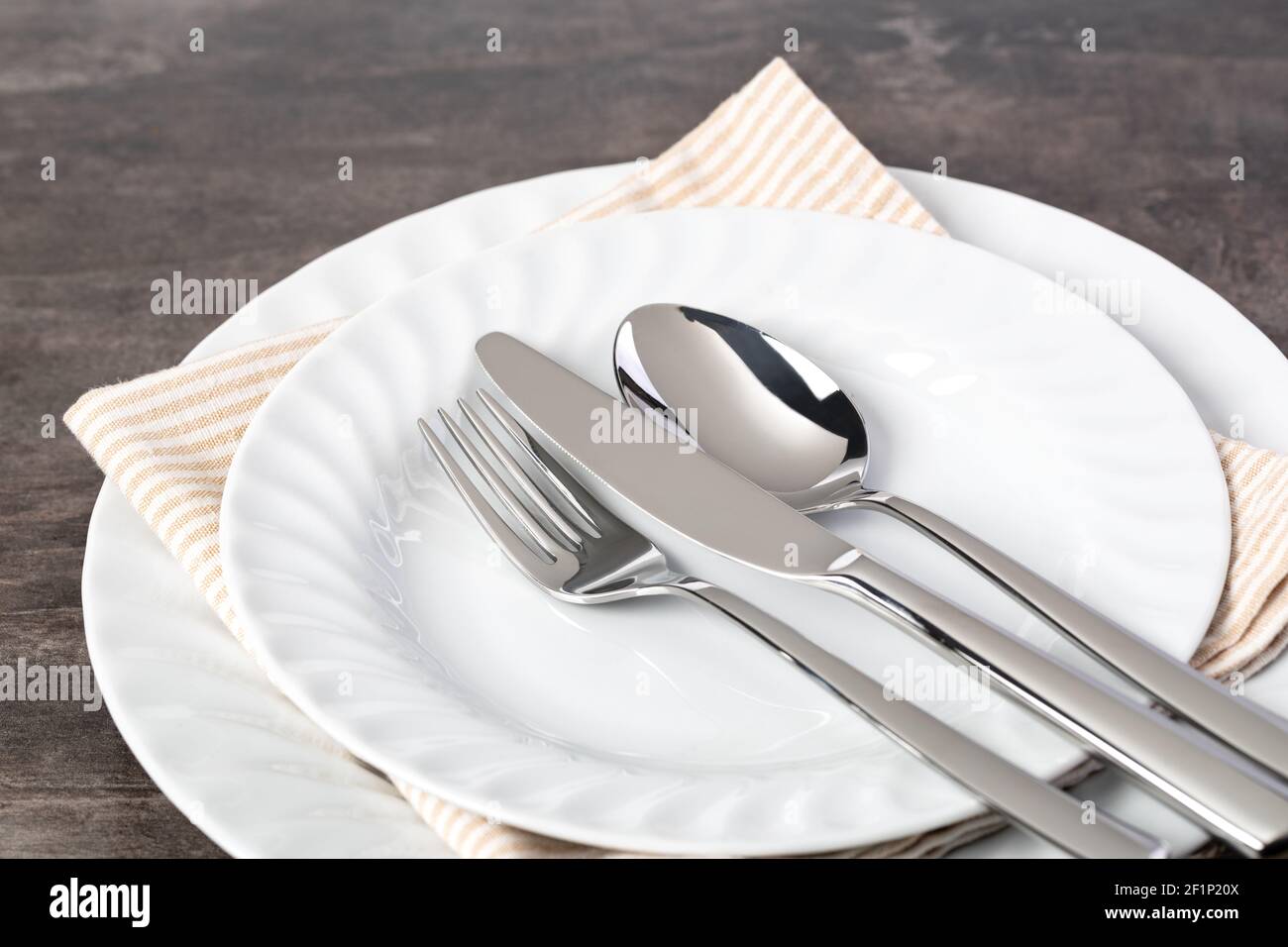 Assiette et couverts Banque de photographies et d’images à haute ...