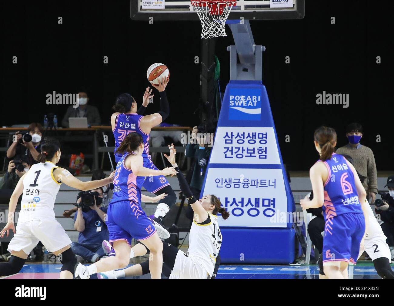 10 mars 2021. Kim Han-byul en action Kim Han-byul (arrière) du Samsung Life Blueminx monte pour ...