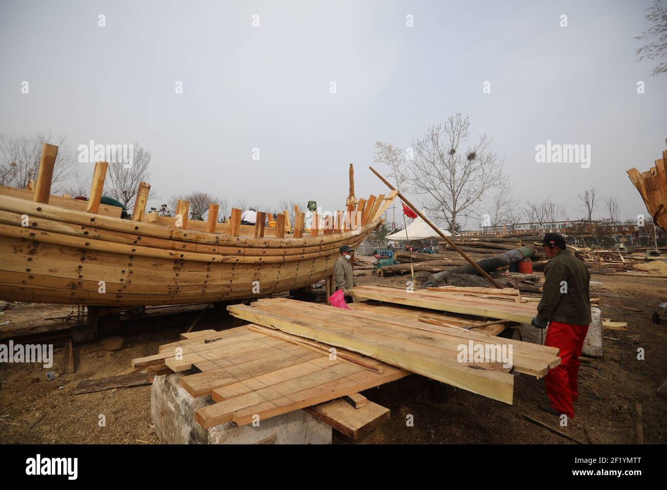 Les constructeurs de bateaux à rames font un bateau à rames en bois ...