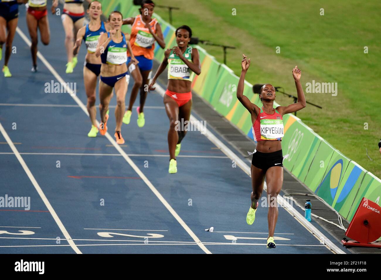 Le Kenya Faith Kipyegon est en compétition et remporte la médaille d'or ...