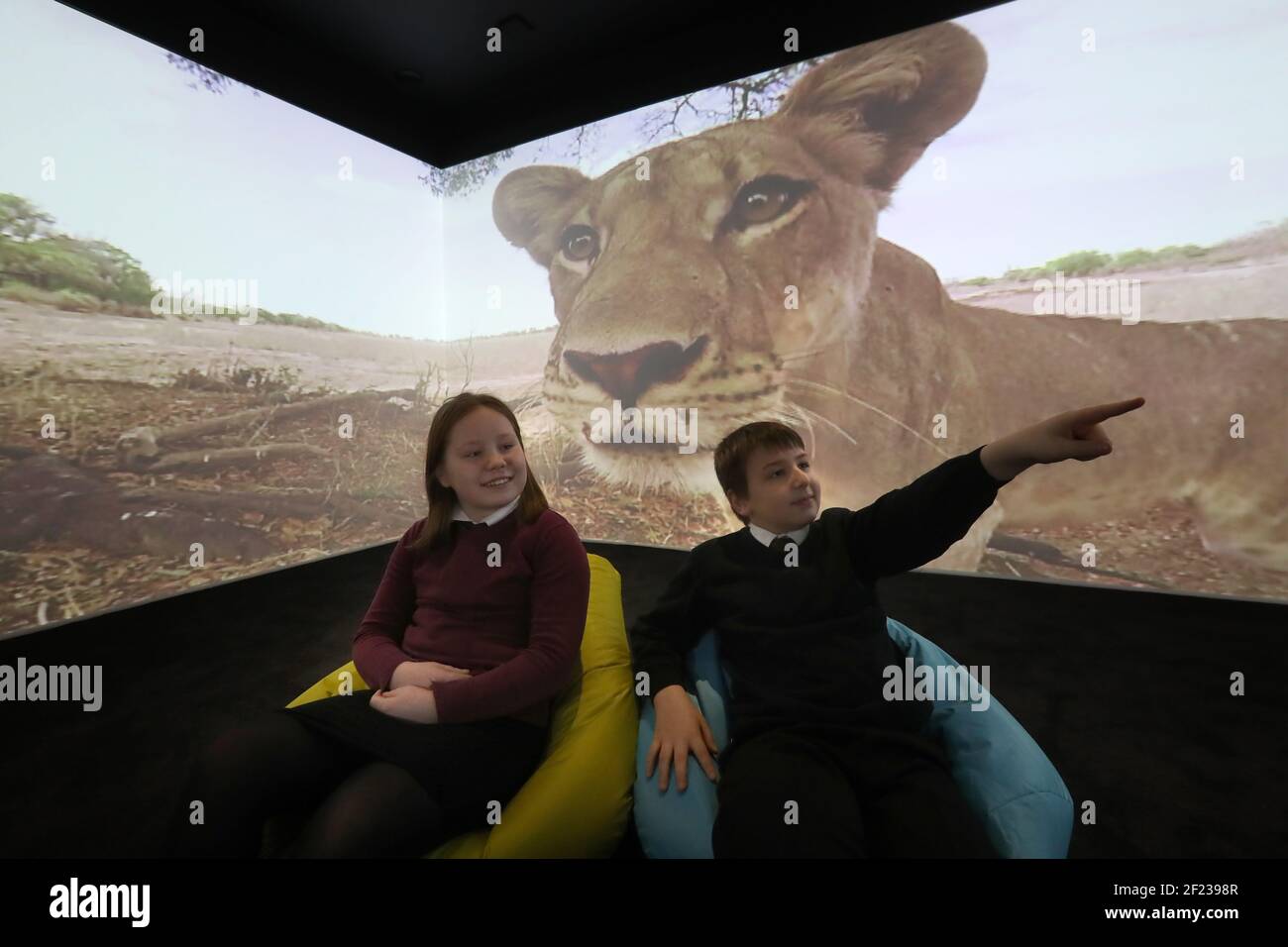 L-r Emilia Kubinska et Daniel Zande de Carbrain Primary School ...