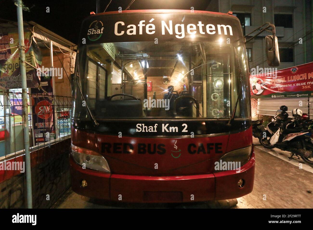 cuisine dans le bus qui est transformé en café Photo Stock - Alamy
