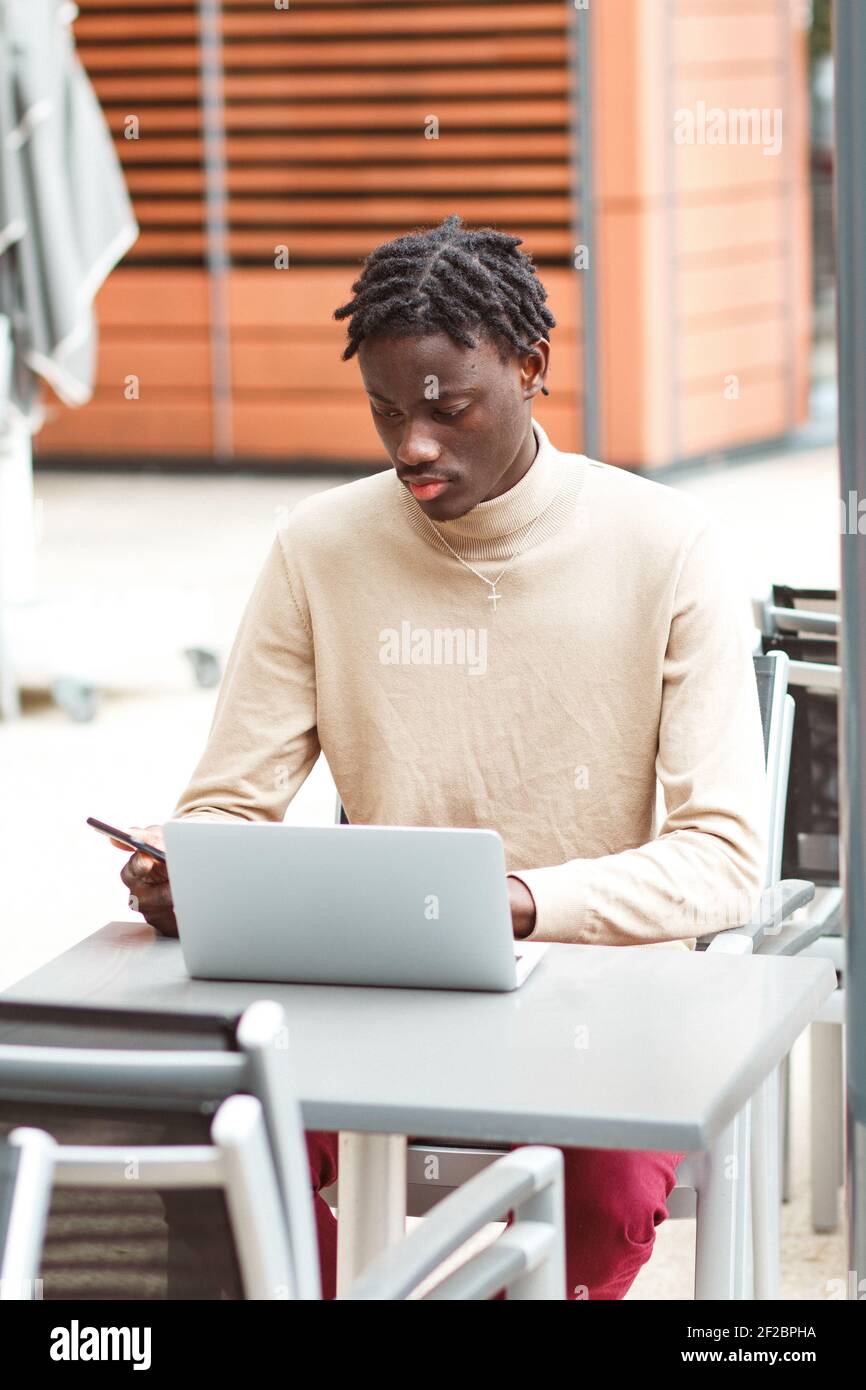 Un cliché vertical d'un jeune entrepreneur afro-américain qui travaille ...
