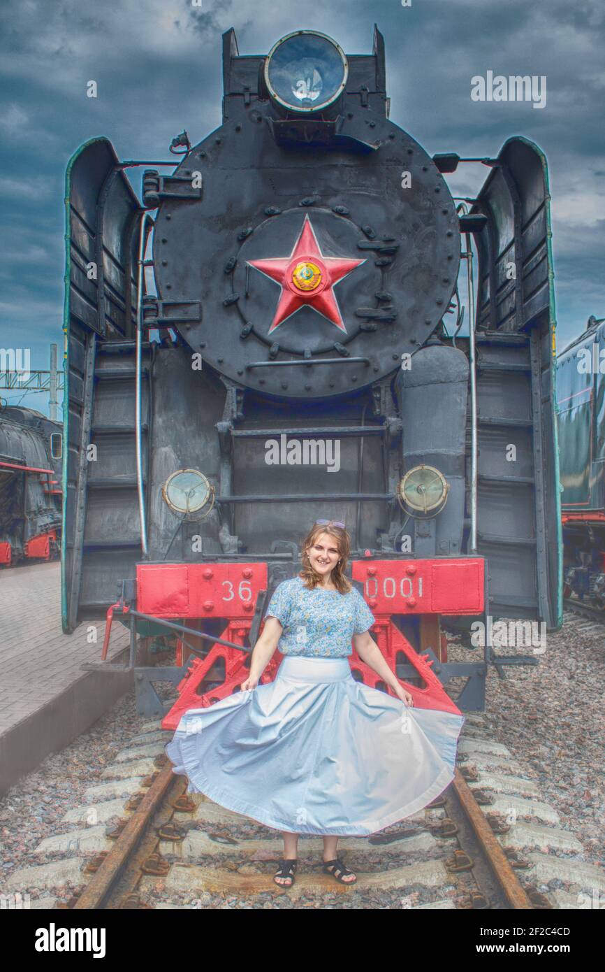 Une femme en robe et locomotive de fluttering du XIXe - XXe siècle ...