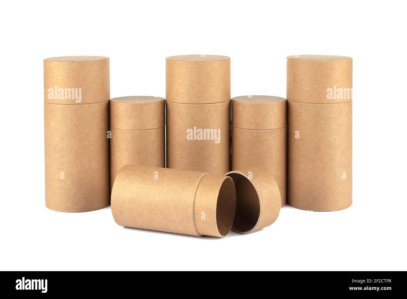 Groupe de différents tubes en papier recyclables, conteneurs en carton ...