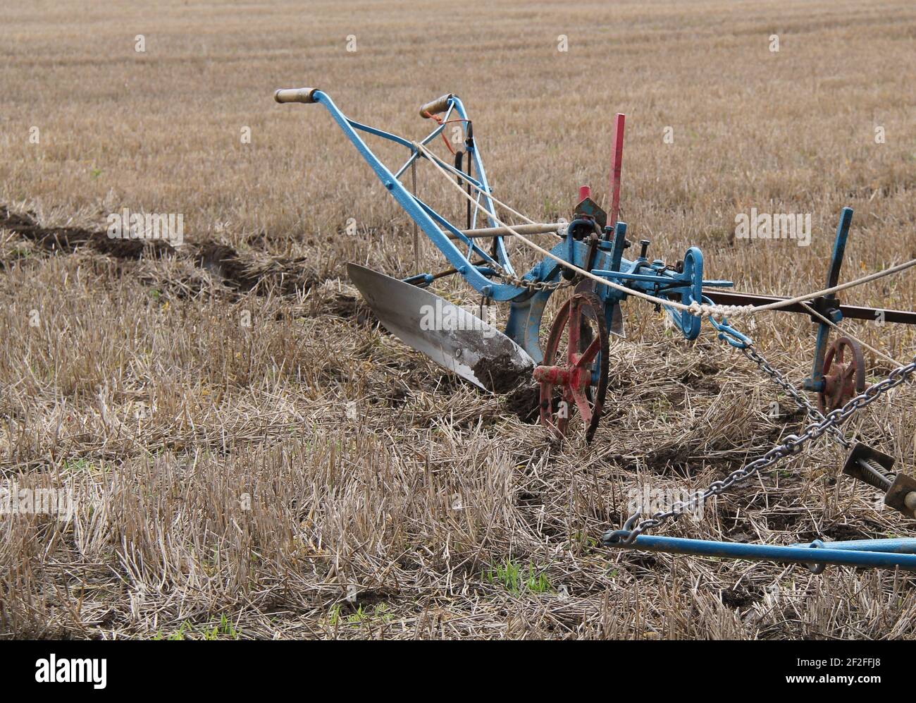 Une charrue agricole tirée par un cheval d'époque Photo Stock - Alamy