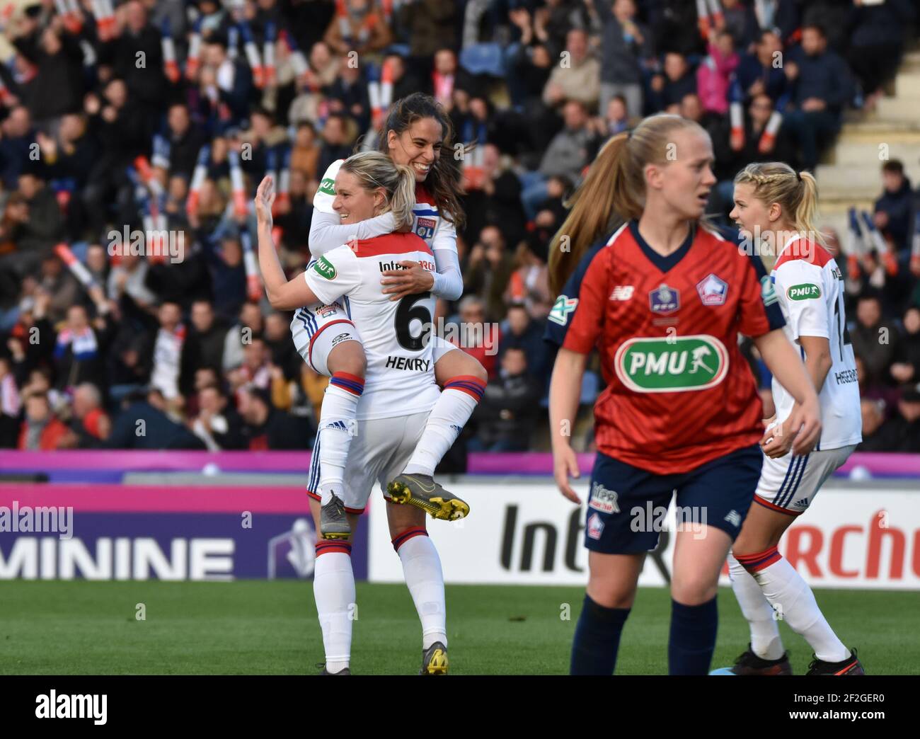 Amandine Henry fête son but avec Amel Majri de l'Olympique Lyonnais ...