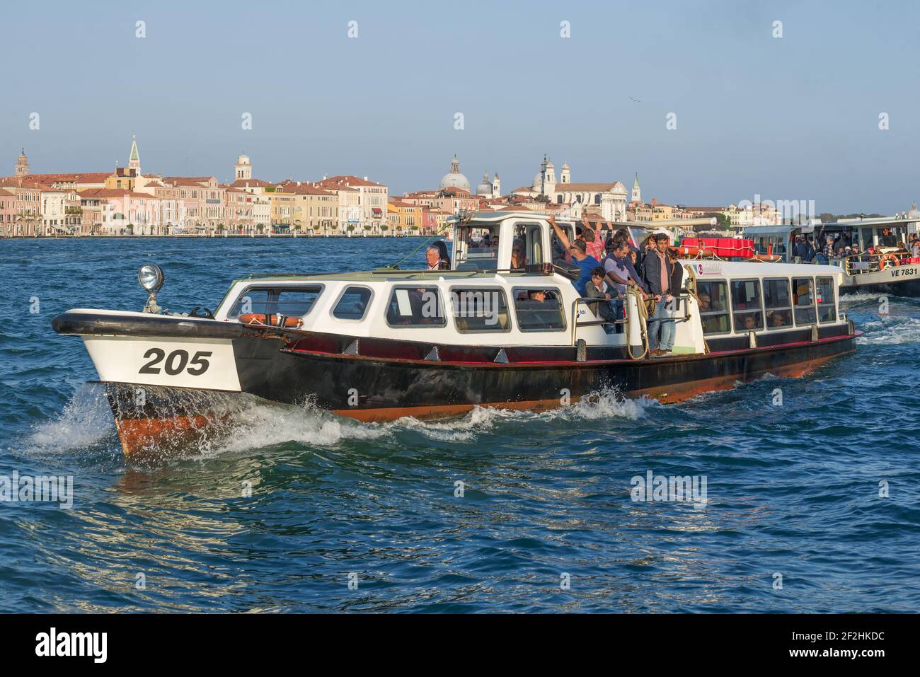 Passagers sur un bateau bus Banque de photographies et d’images à haute ...