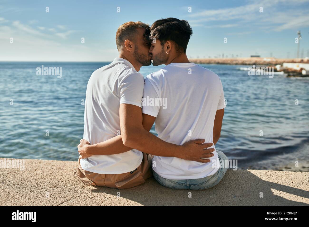 Jeune Couple Gay Sur La Vue Arrière Embrassant à La Promenade De La