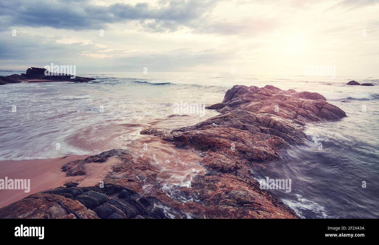 Coucher de soleil sur la plage rocheuse Banque de photographies et d ...
