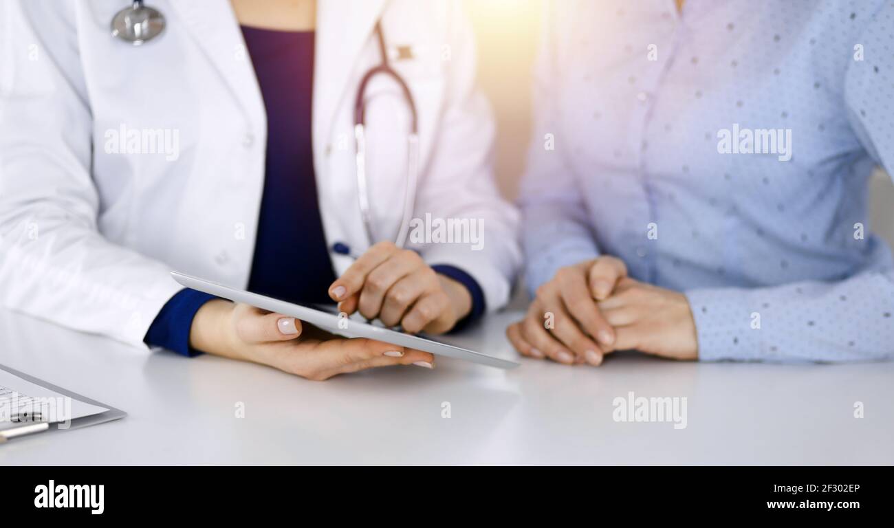 Une femme-médecin inconnue montre à son patient une description de ...