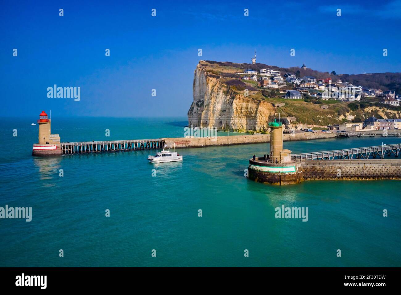 France, Seine-Maritime (76), Fécamp, les falaises du Cap Fagnet et la ville (vue aérienne Photo ...