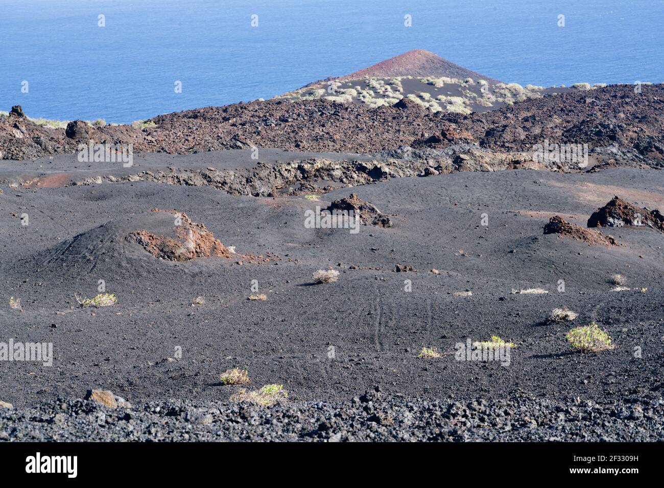 Volcan rouge Banque de photographies et d’images à haute résolution - Alamy