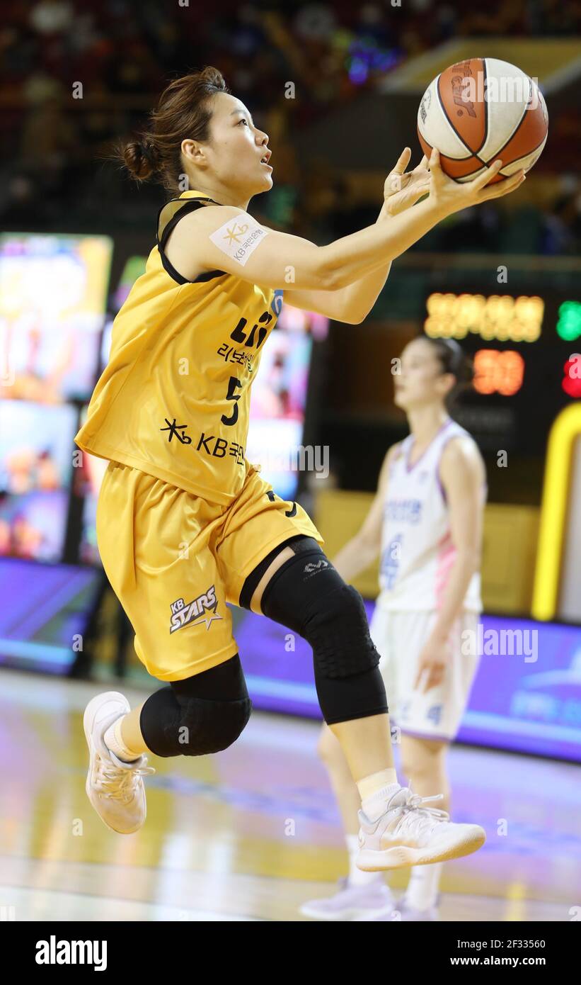 15 mars 2021. WKBL finals Cheongju KB Starss' Shim Sung-Young monte pour un tir pendant le jeu 4 ...