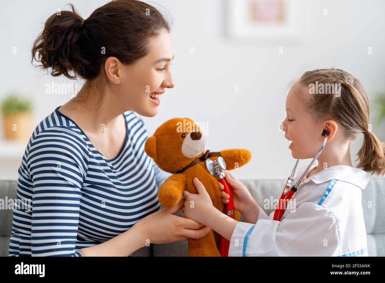 Bonne fête des mères ! Maman et sa fille fille fille fille jouent et sourient. Vacances en ...