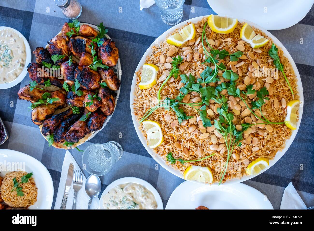 Table alimentaire arabe pour l'iftar du ramadan Photo Stock - Alamy