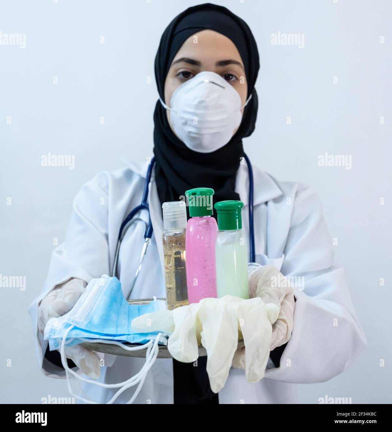 Arabe médecin musulman portant un masque et présentant l'hygiène et ...