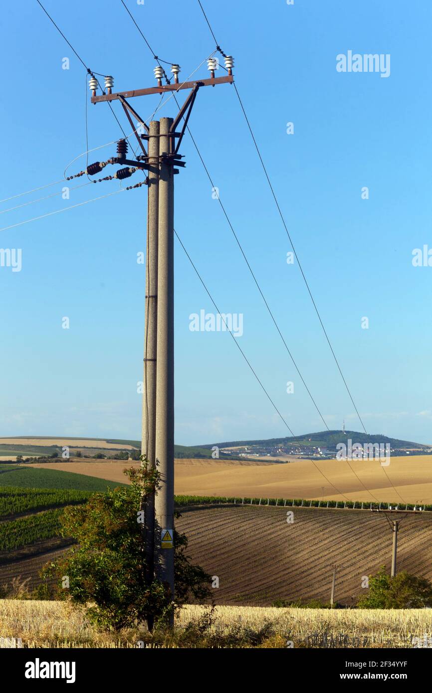 Old electrical pylon Banque de photographies et d’images à haute ...