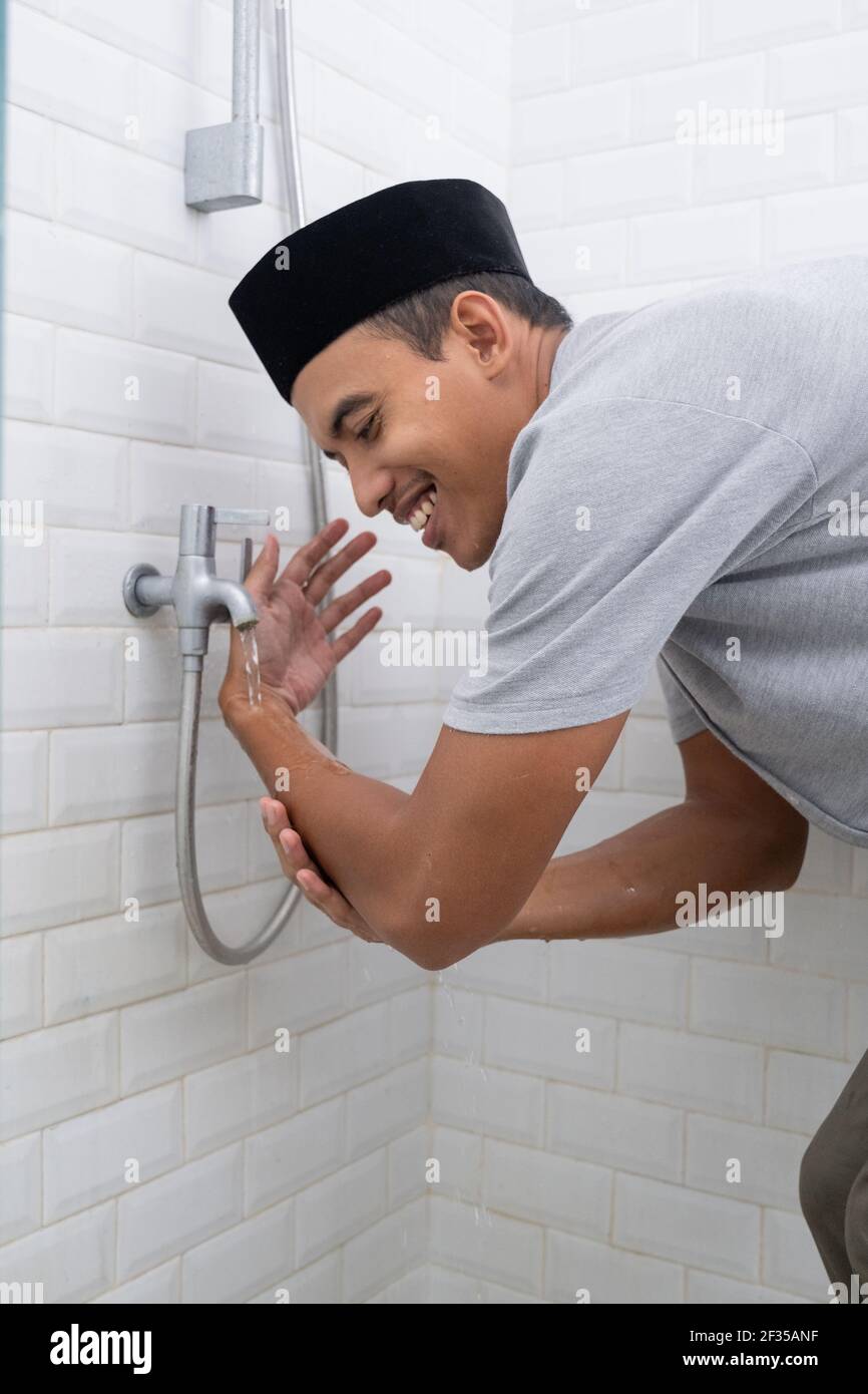 Ablution avant de prier Banque de photographies et d’images à haute ...