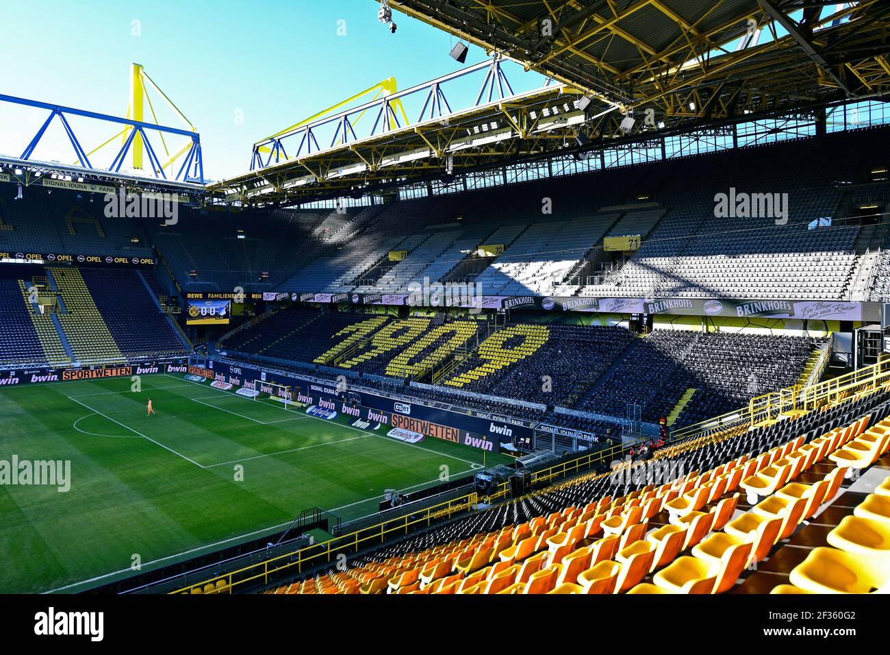 Le stade vide de Borussia Dortmund, signal Iduna Park. Anciennement ...