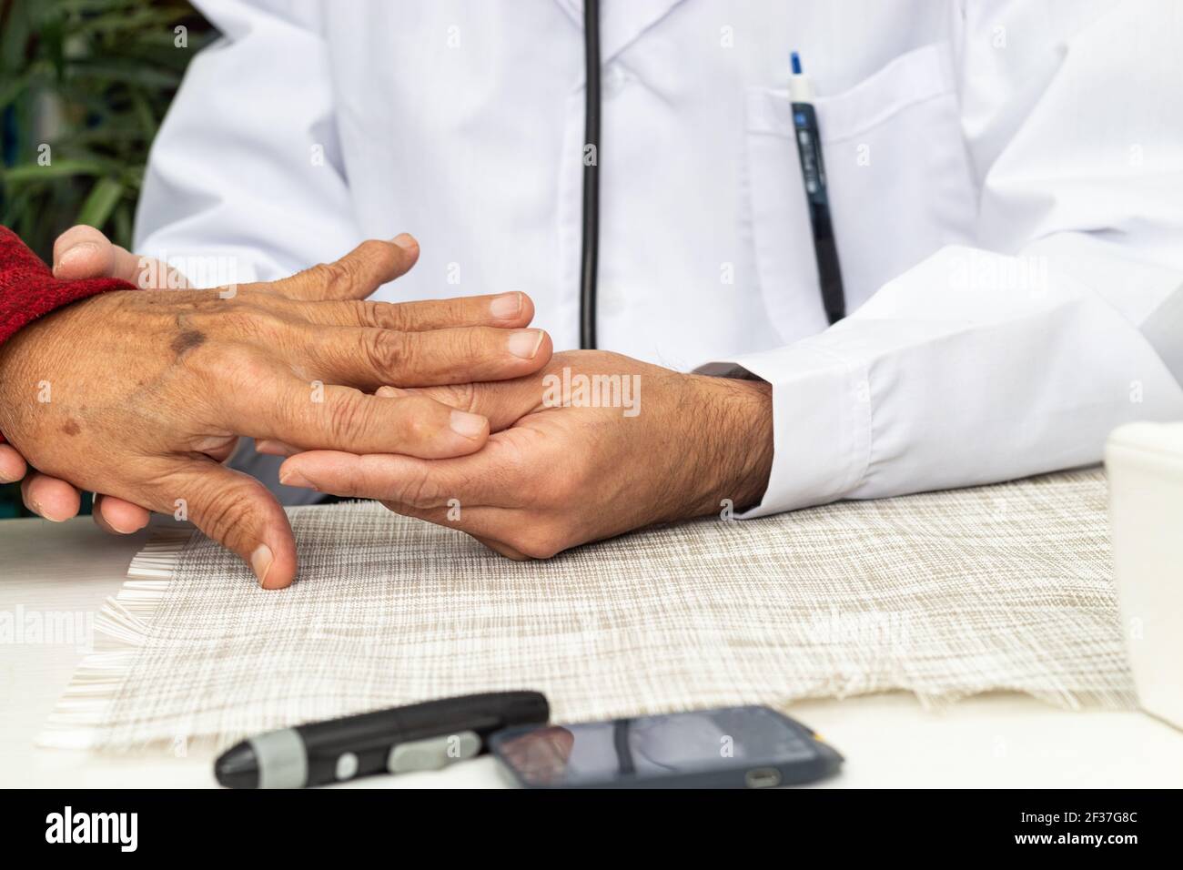 Arthrose De La Main Banque d'image et photos - Alamy