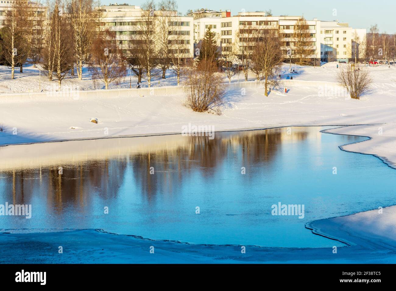 Rivière Ounasjoki en hiver à Rovaniemi en Finlande Photo Stock - Alamy