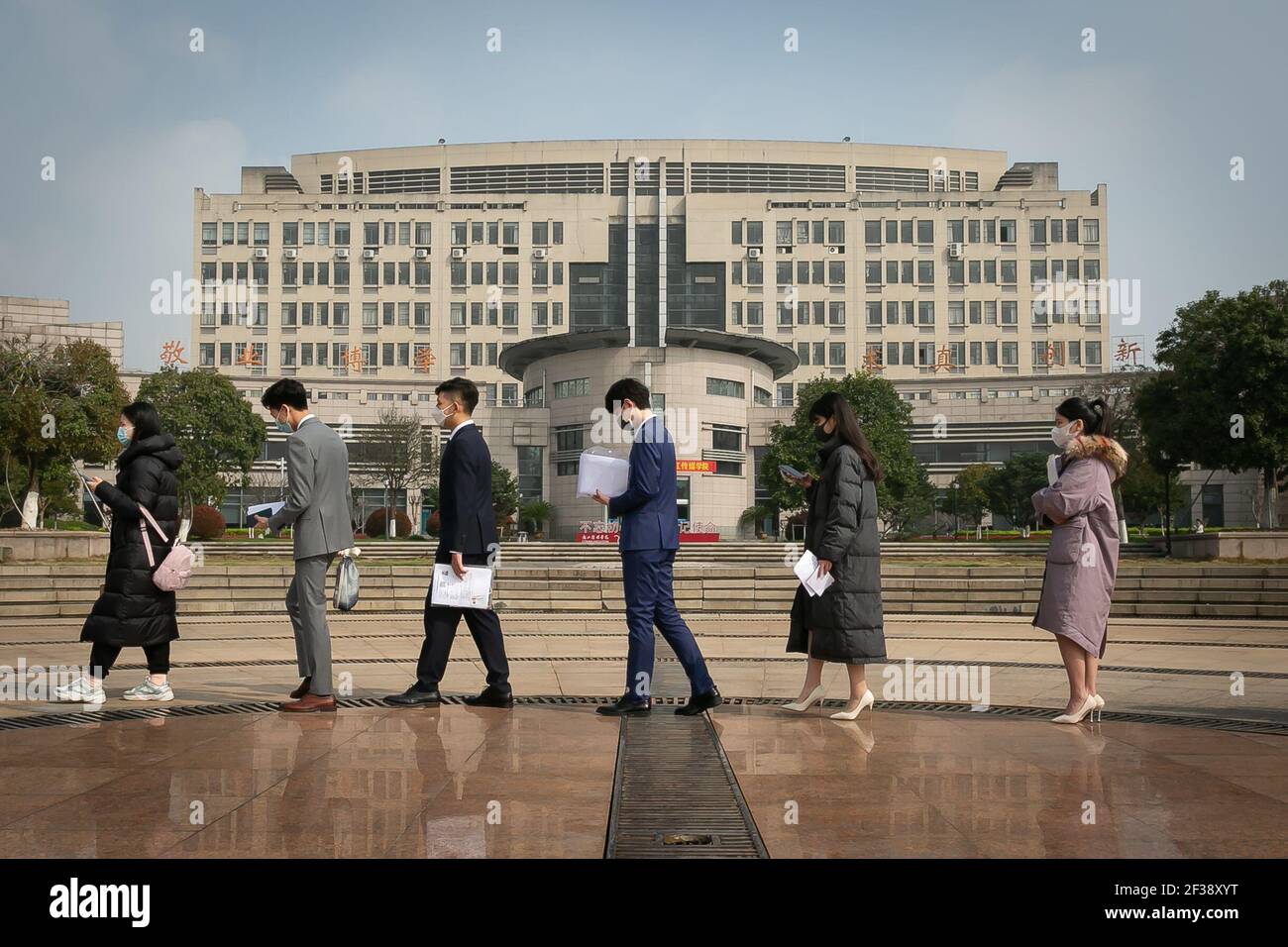 HANGZHOU, CHINE - le 13 MARS 2021 - les candidats à la grande chaîne de ...