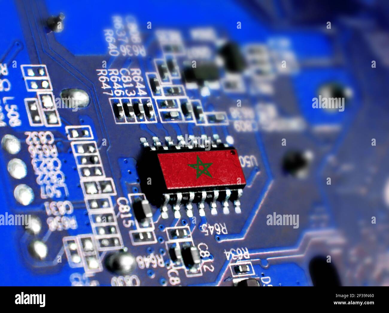 Carte électronique avec puce intégrée et drapeau du Maroc. Le concept ...