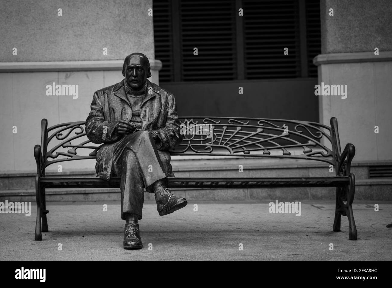 Statue assise sur le banc Banque de photographies et d’images à haute ...