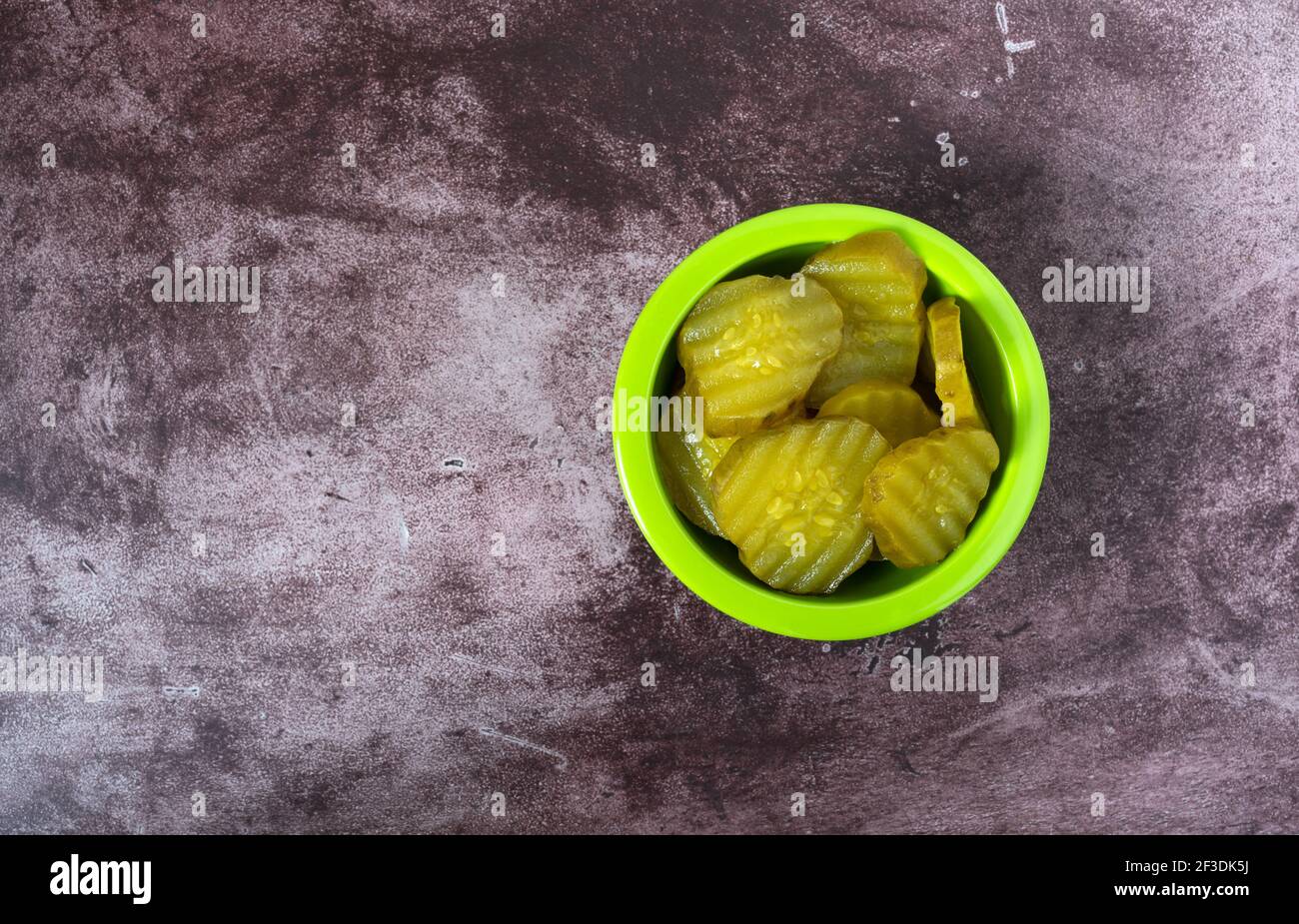 Tranches de cornichons Banque de photographies et d’images à haute ...