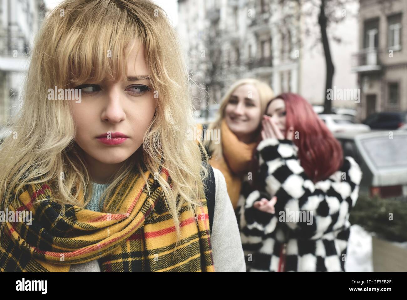 une jeune fille étudiante dépressive aux cheveux blonds qui est ...