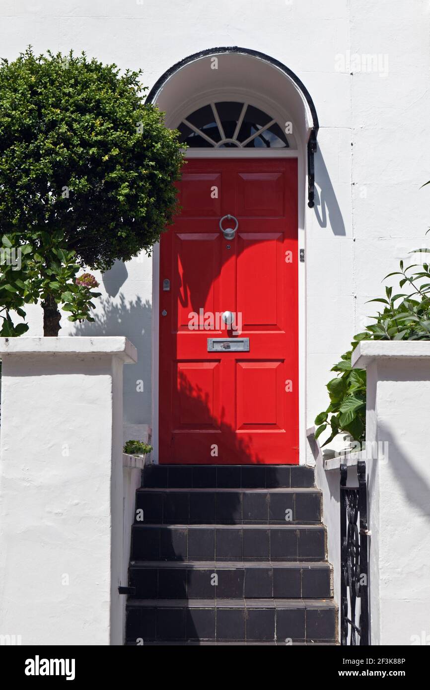 Étapes menant à une porte traditionnelle avec imposte en Flask Walk ...