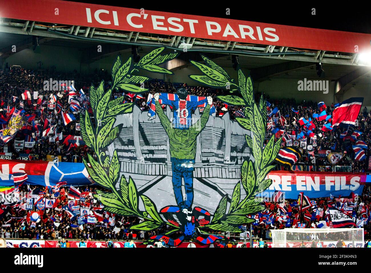 Les fans du PSG applaudissent leur équipe lors de l'UEFA Champions ...