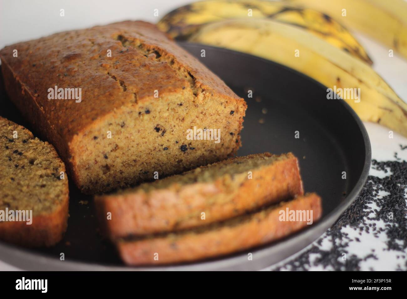 Banane plantain frit sur fond blanc Banque de photographies et d’images ...