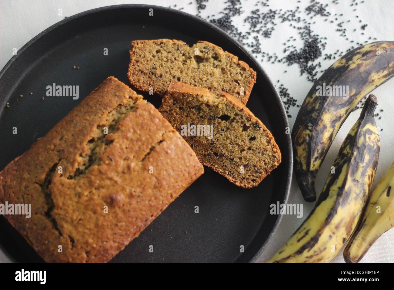 Banane plantain frit sur fond blanc Banque de photographies et d’images ...