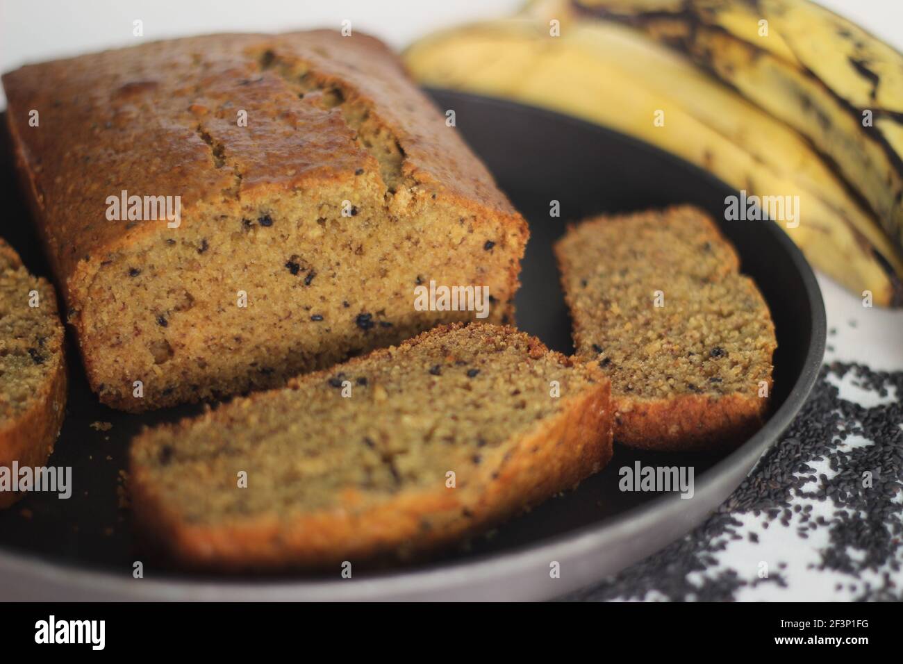 Banane plantain frit sur fond blanc Banque de photographies et d’images ...