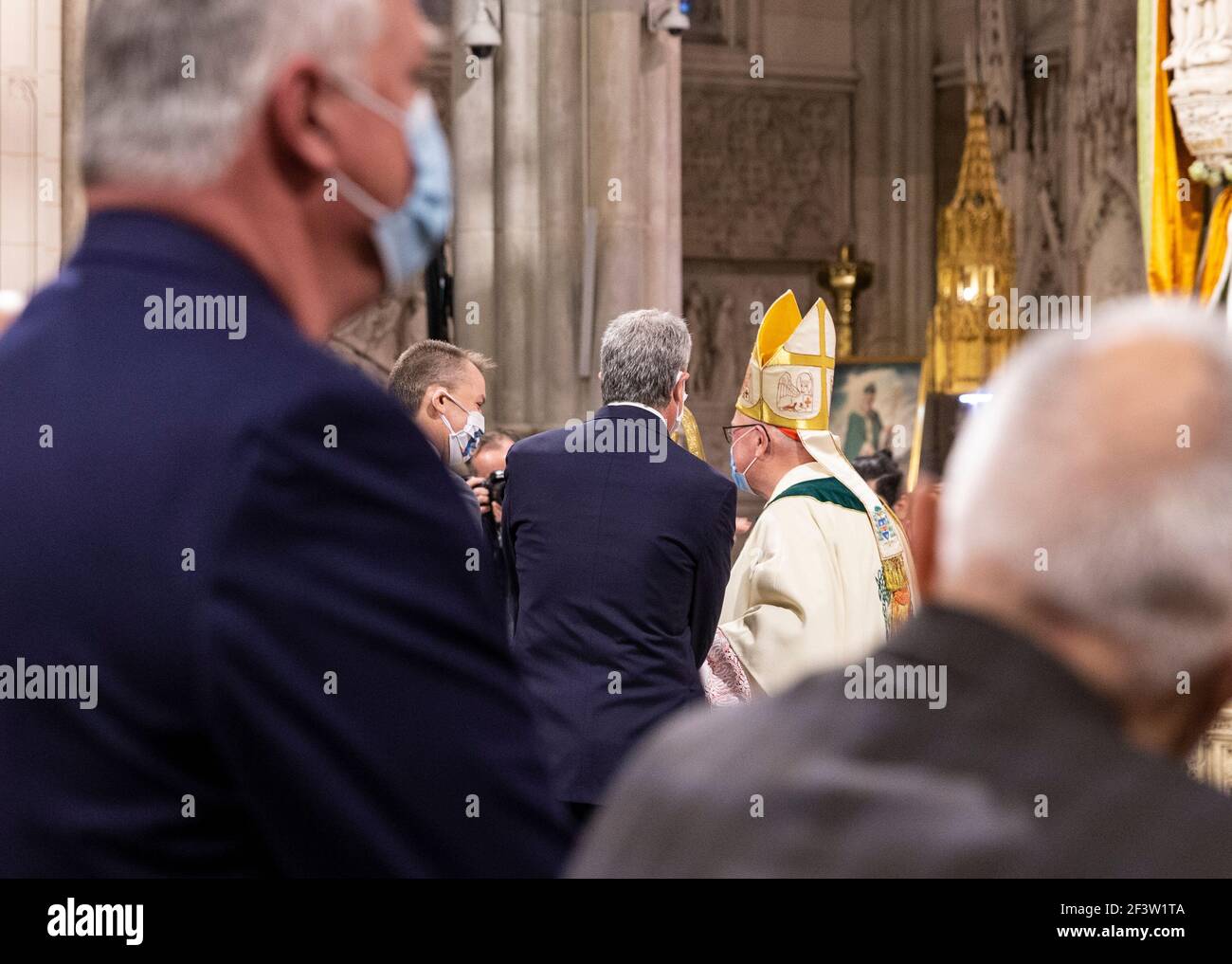 New York, NY - 17 mars 2021 : le Cardinal Timothy Dolan accueille le ...