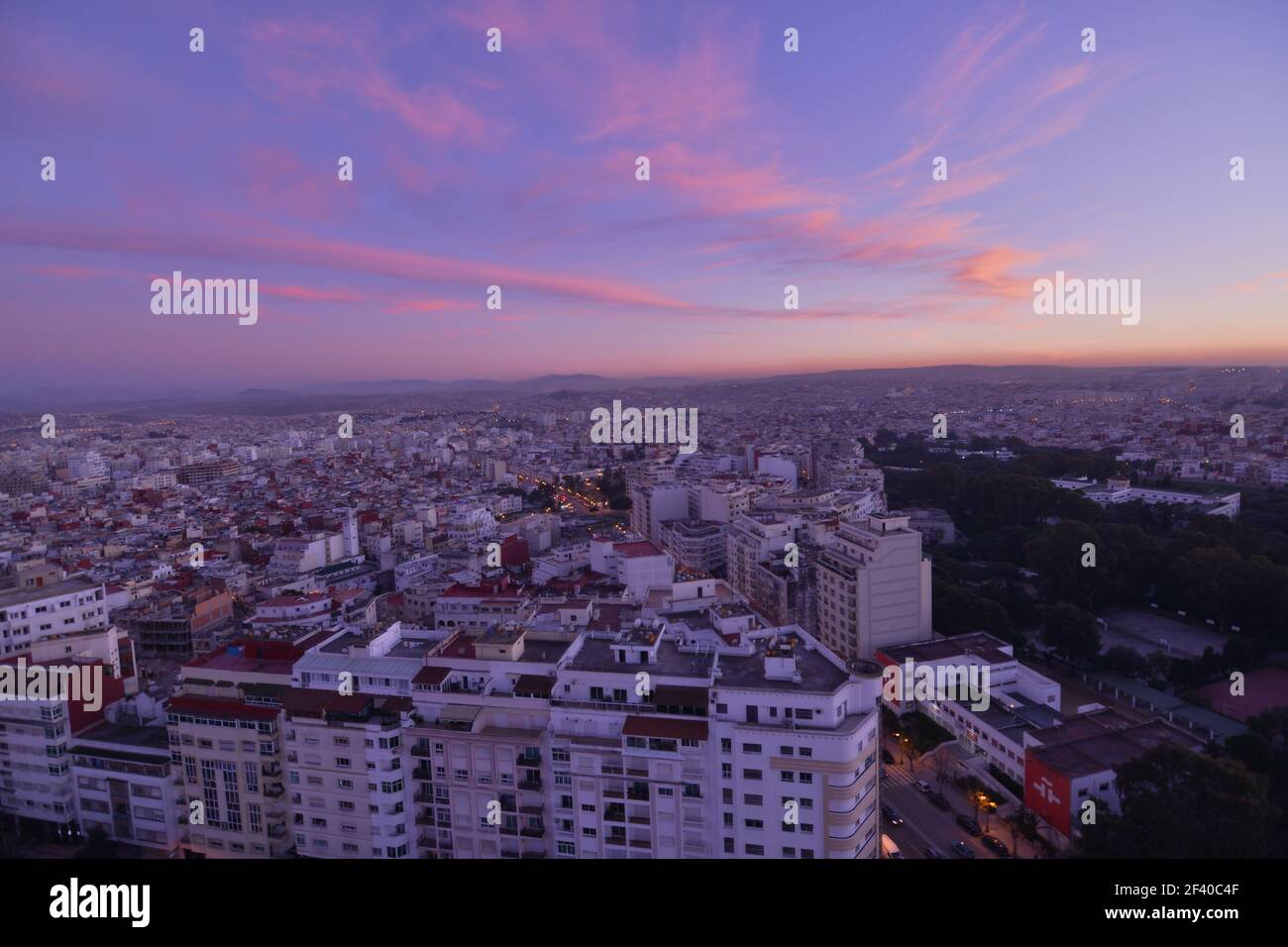 Rue medina tanger maroc nuit Banque de photographies et d’images à ...