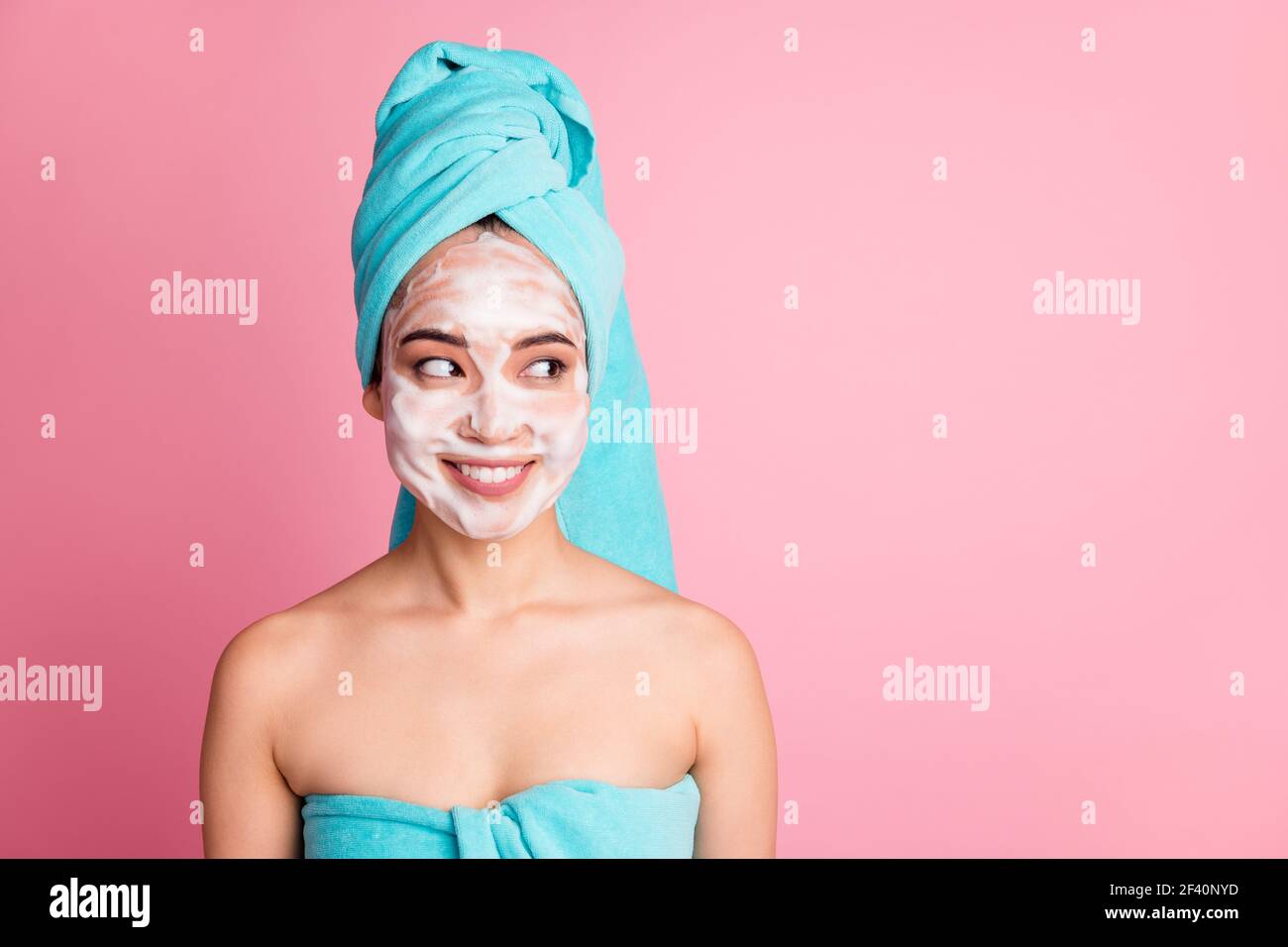 Photo de la jeune fille asiatique heureux positif look vide espace ...