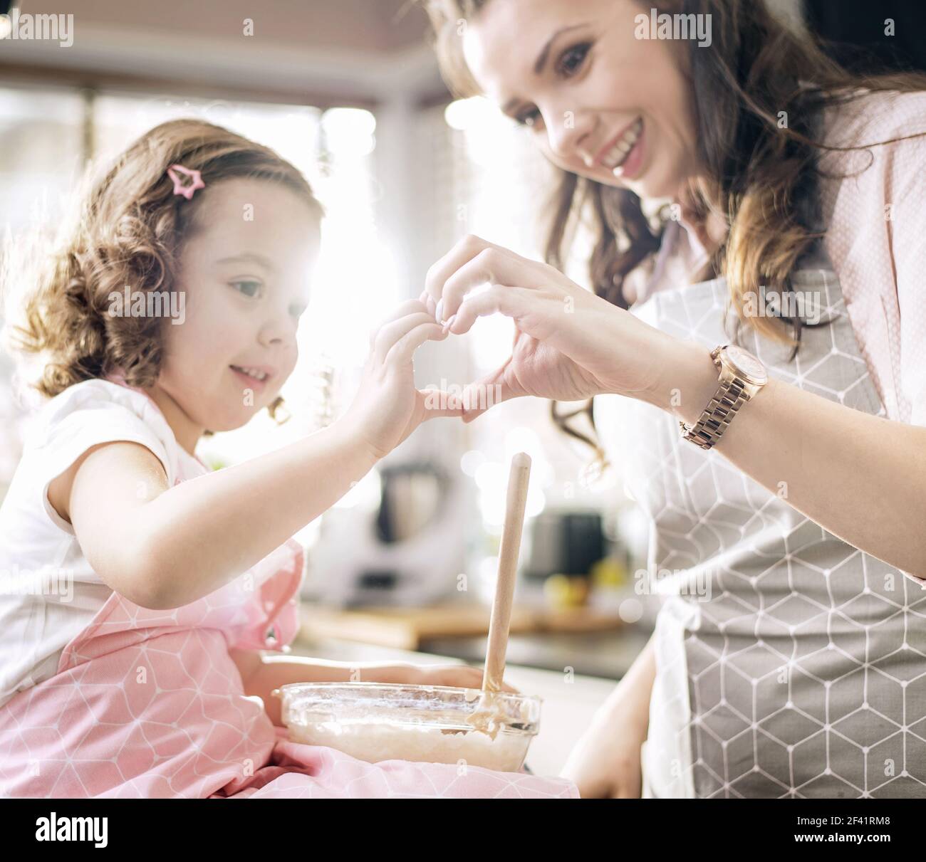 Maman et sa fille cuisine Banque de photographies et d’images à haute ...